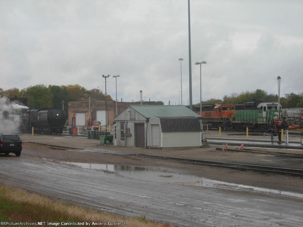 BNSF 2750 & 1864 watch 261 go to the TurnTable
